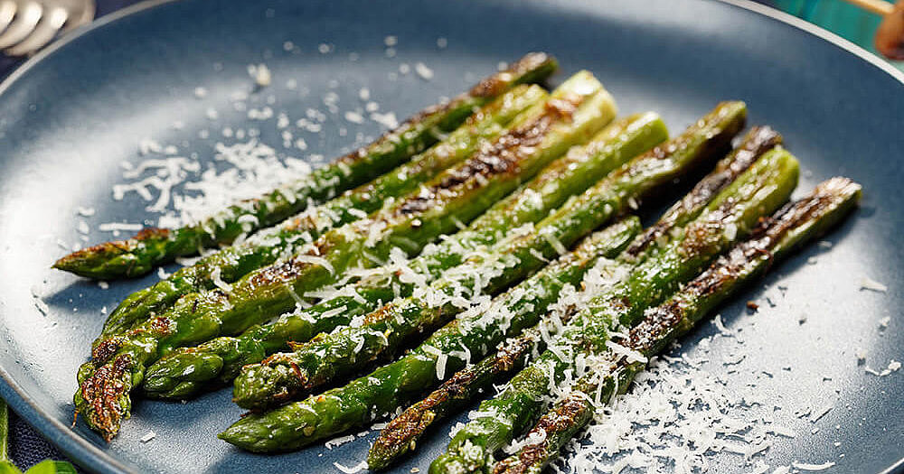 Grüner Spargel gebraten mit Parmesan – schnell, lecker, gesund
