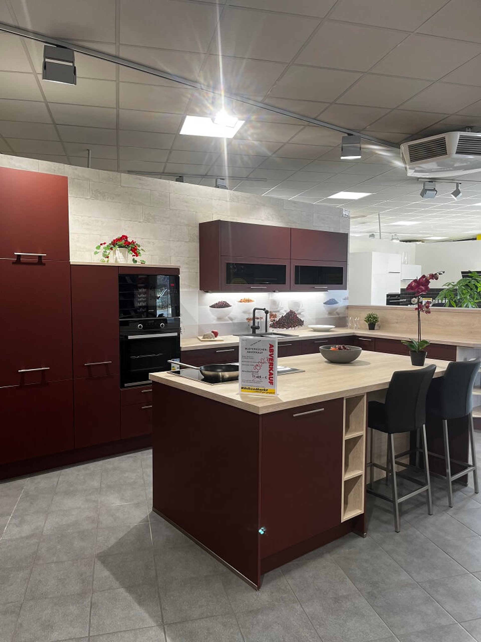 L-Küche mit Kochinsel in Rostrot von Easytouch | KüchenMarkt Eching