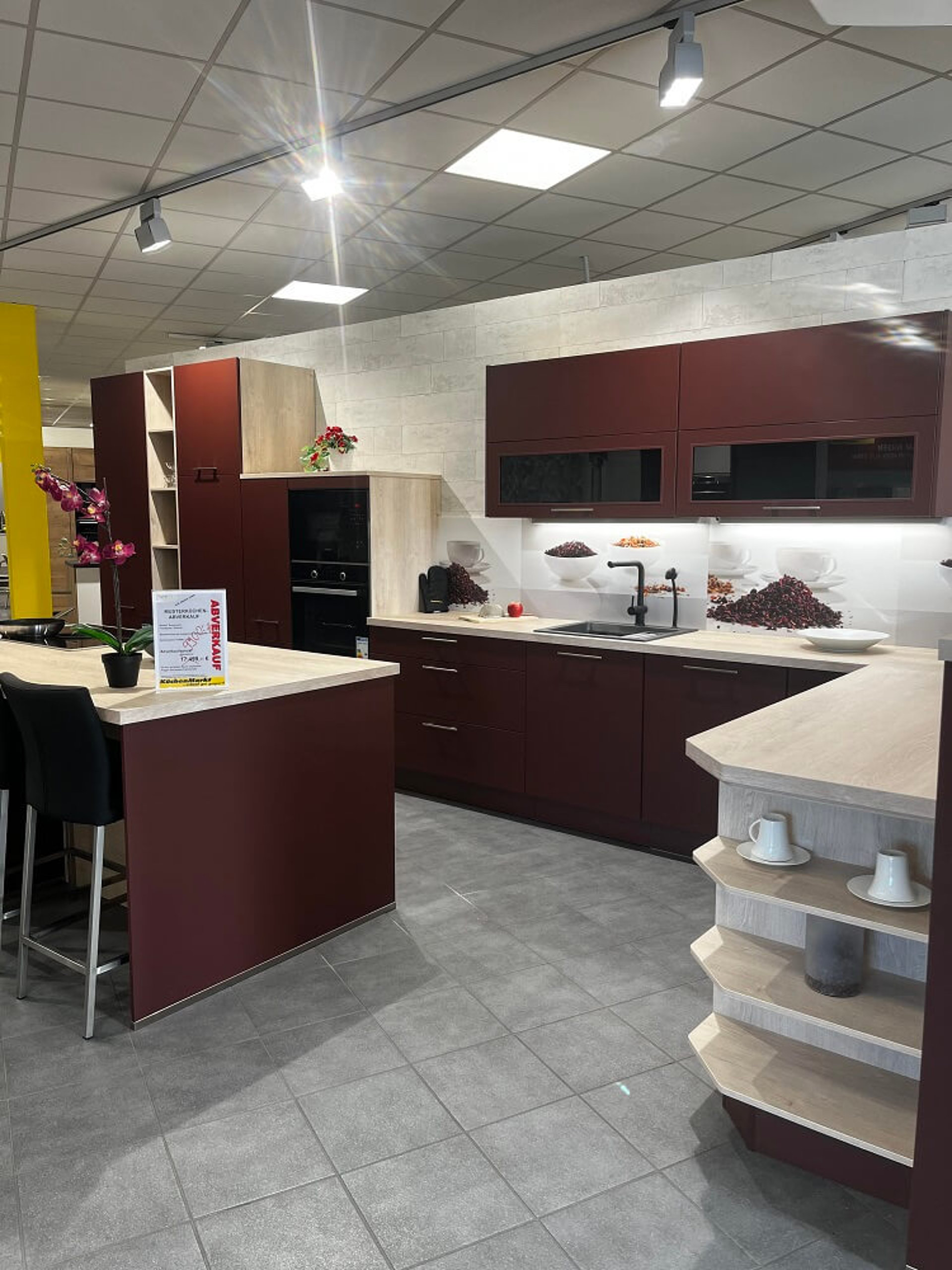 L-Küche mit Kochinsel in Rostrot von Easytouch | KüchenMarkt Eching